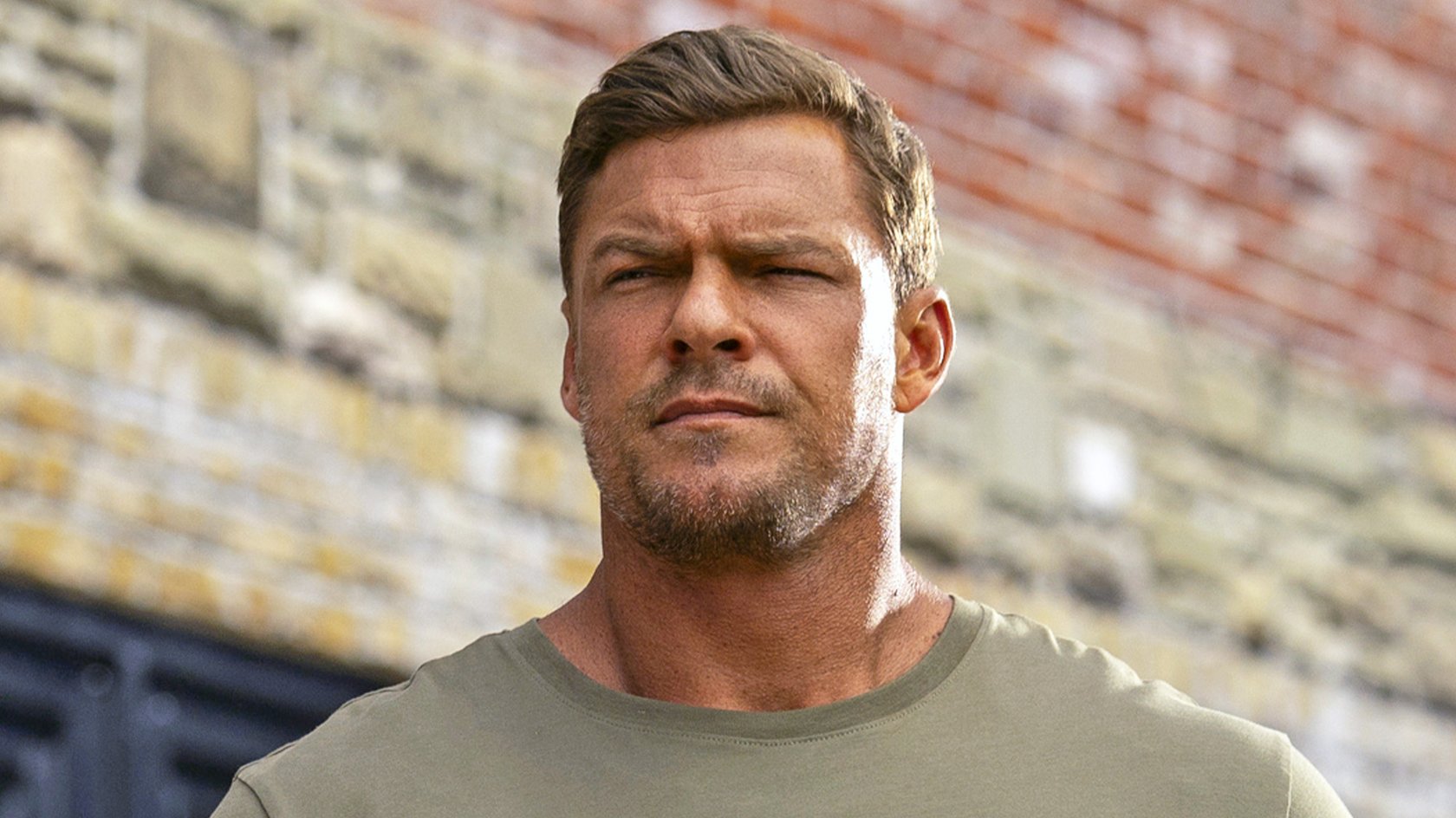 „Reacher“-Star gesteht: Team hinter Amazons Action-Serie hat „keine ...